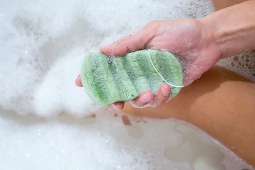 Is it advisable to use a sponge in the bath? – Mobiclinic
